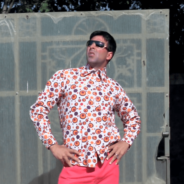 Akshay kumar phir hera pheri pose - Hoor72